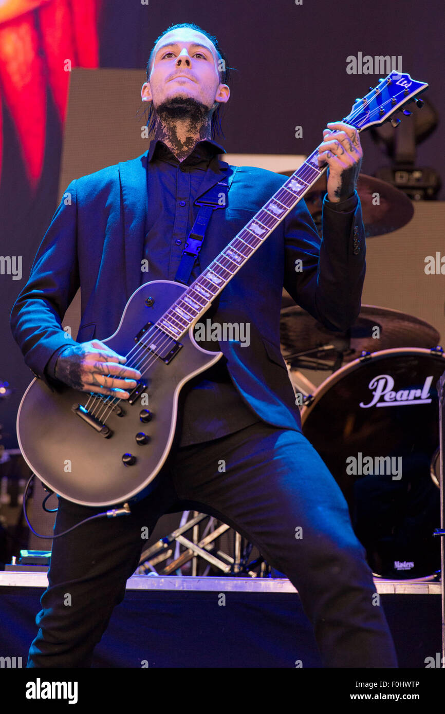 Tinley Park, Illinois, USA. 15th Aug, 2015. Guitarist RYAN SITKOWSKI of ...