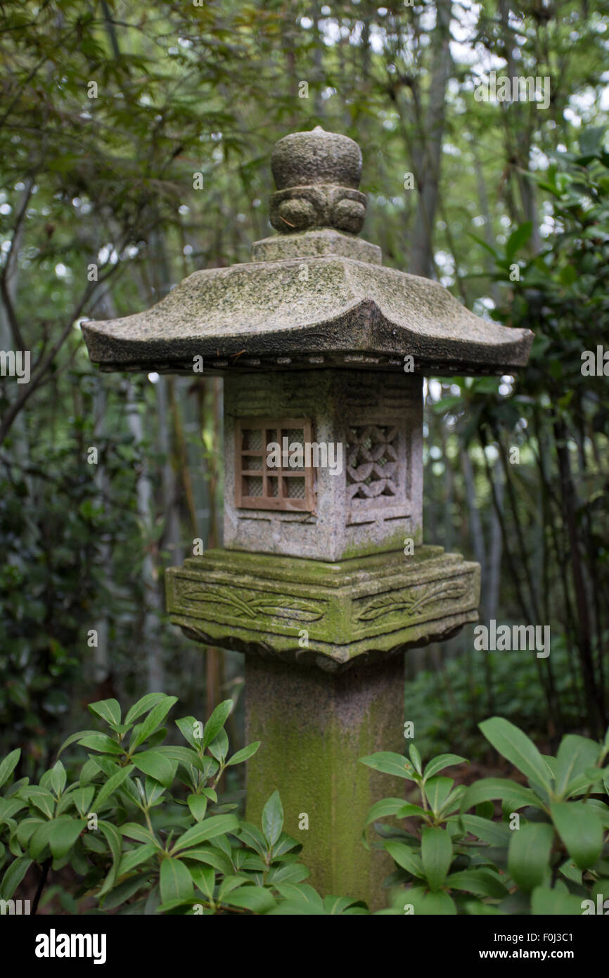 Small temple in the forest in Hangzhou, China Stock Photo - Alamy