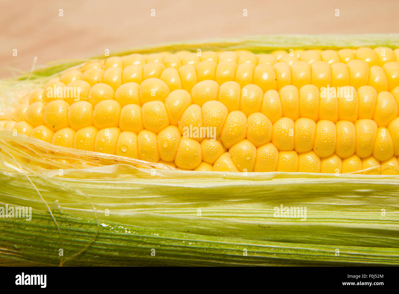 One ripe corn on the cob with water drops on grains Stock Photo - Alamy