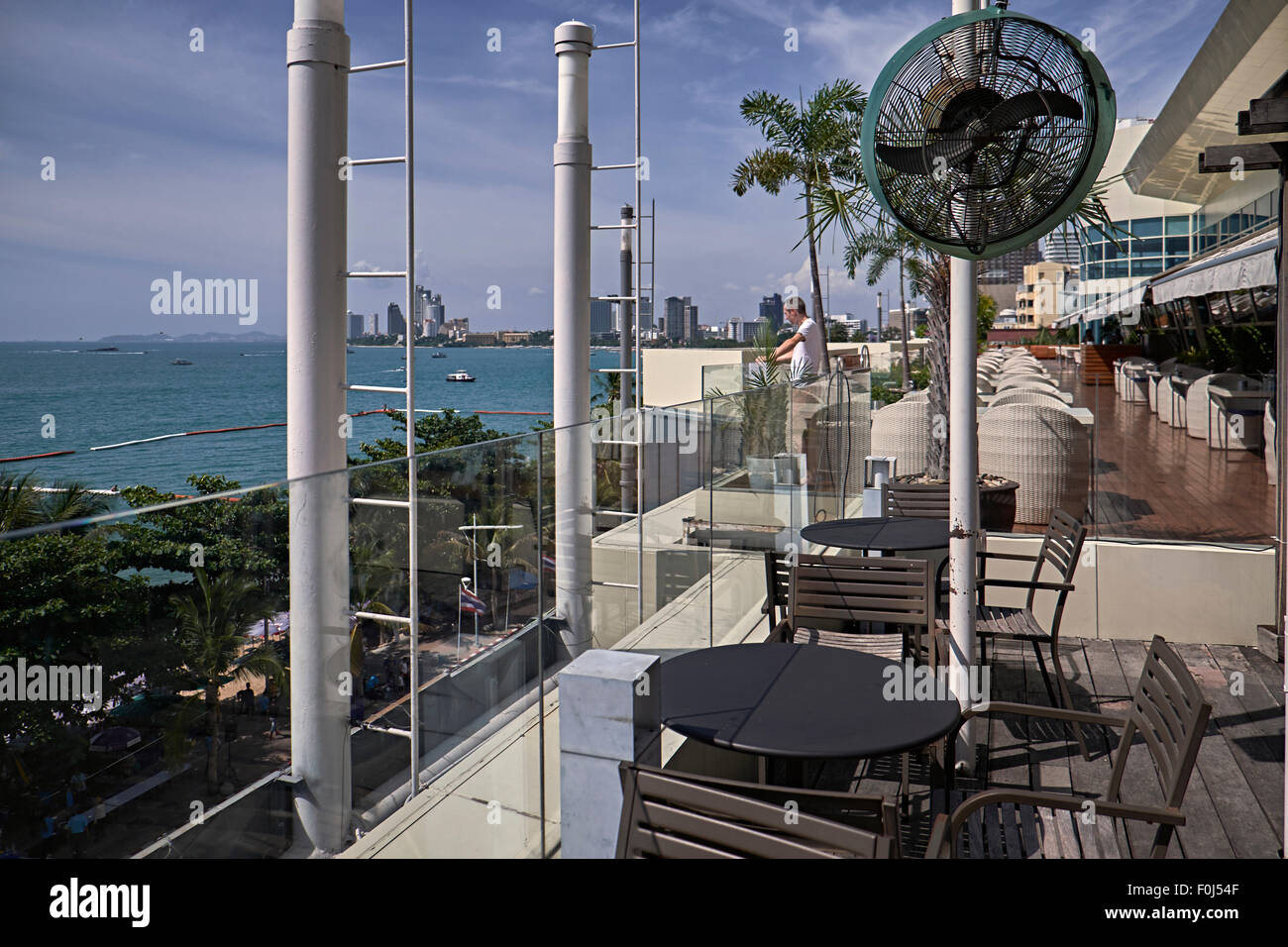 Restaurant overlooking water hi-res stock photography and images - Alamy