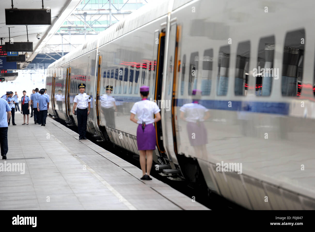 (150817) -- HARBIN, Aug. 17, 2015 (Xinhua) -- The high-speed train ...