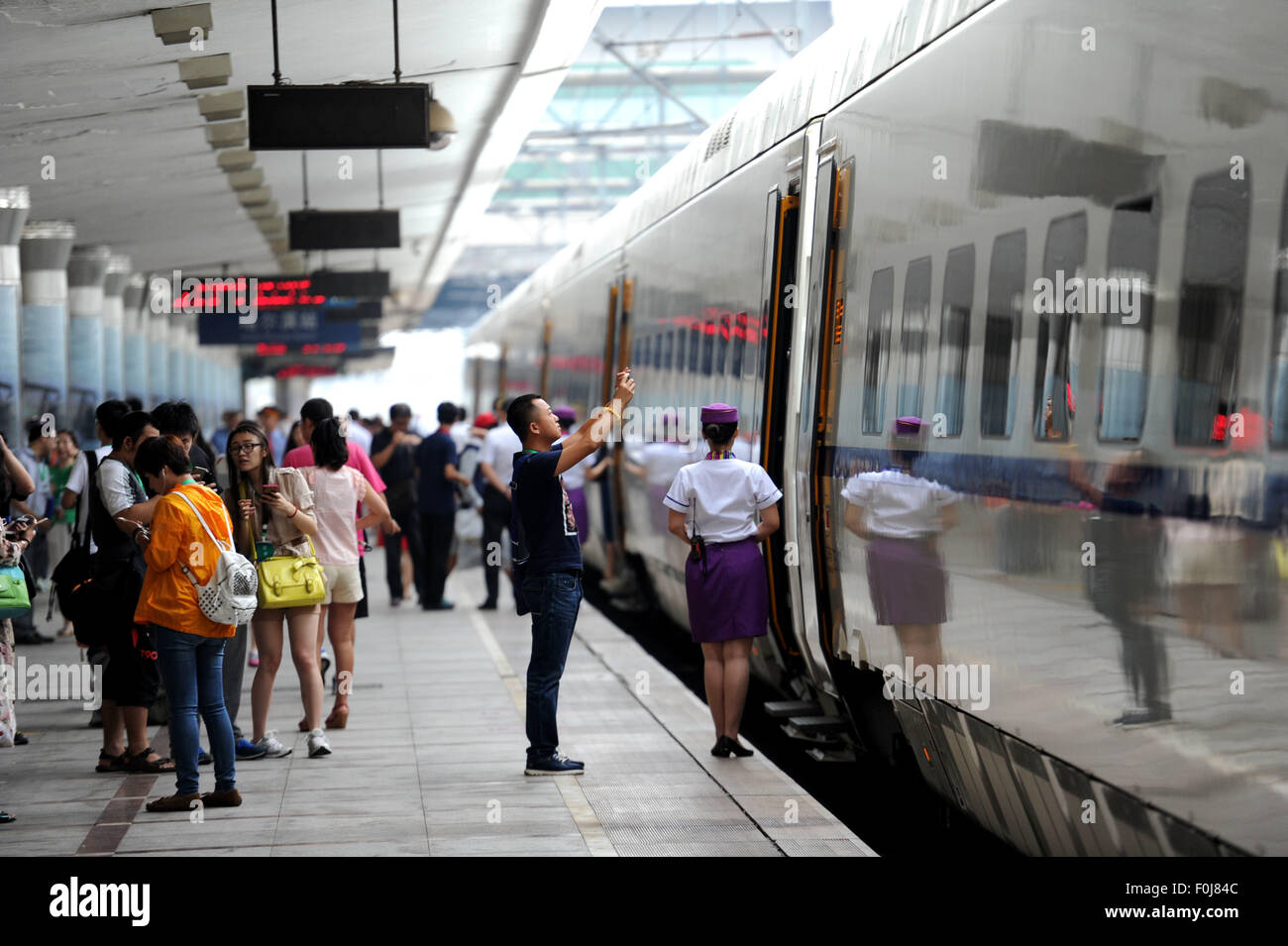 (150817) -- HARBIN, Aug. 17, 2015 (Xinhua) -- The high-speed train ...