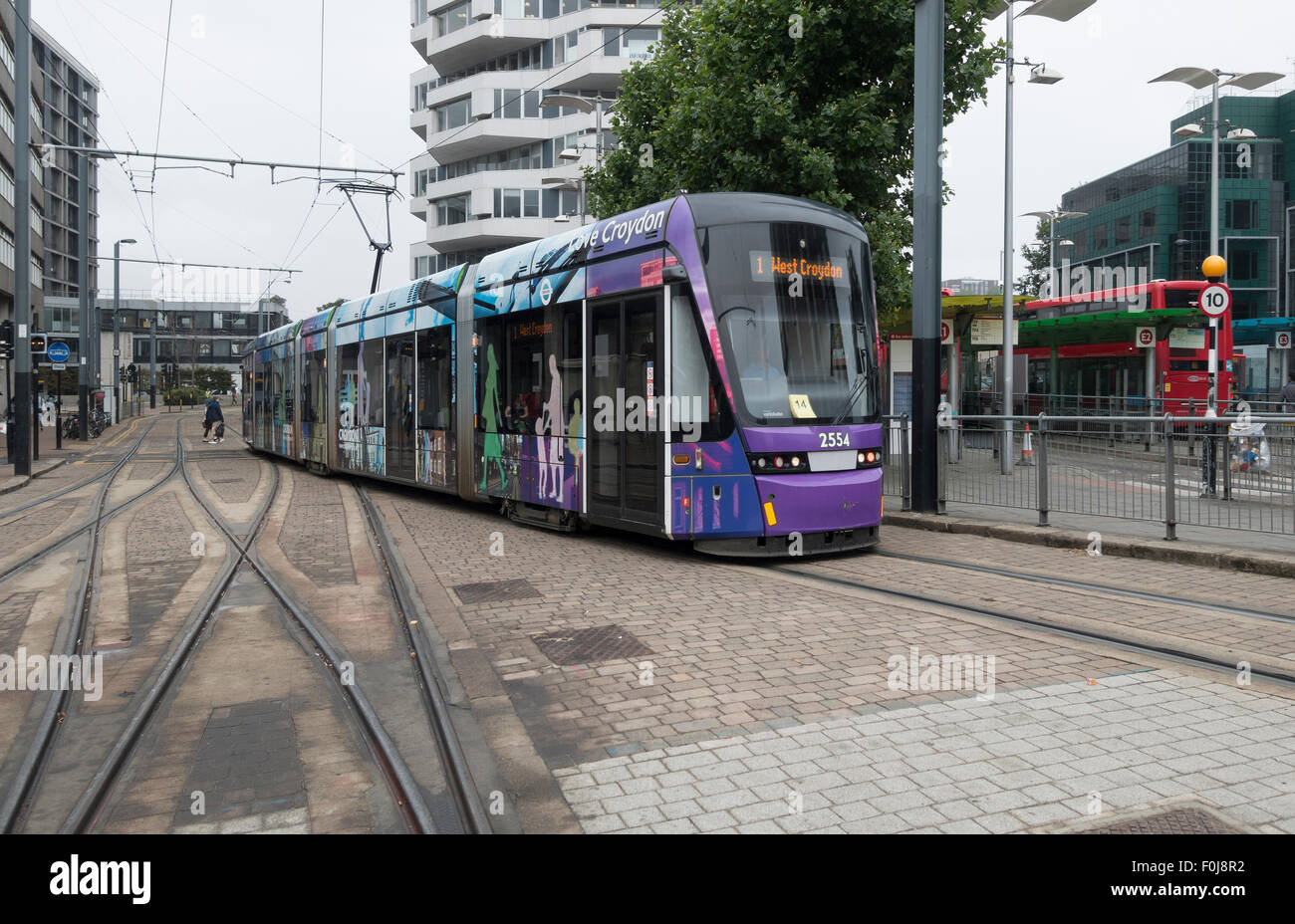 Croydon Variobahn Tram No.2554 approaching East Croydon Station Stock ...