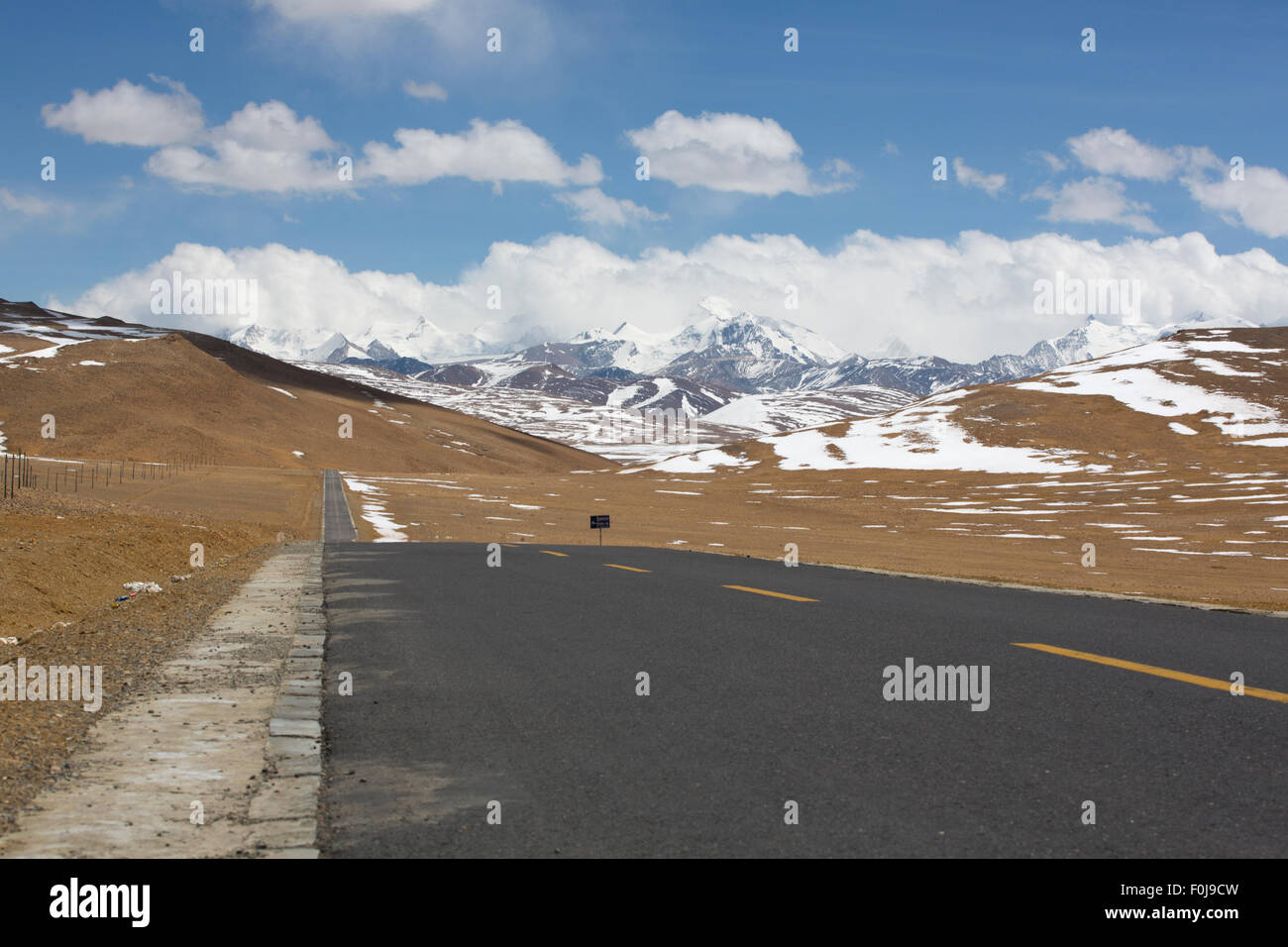 Yellow dotted line hi-res stock photography and images - Alamy