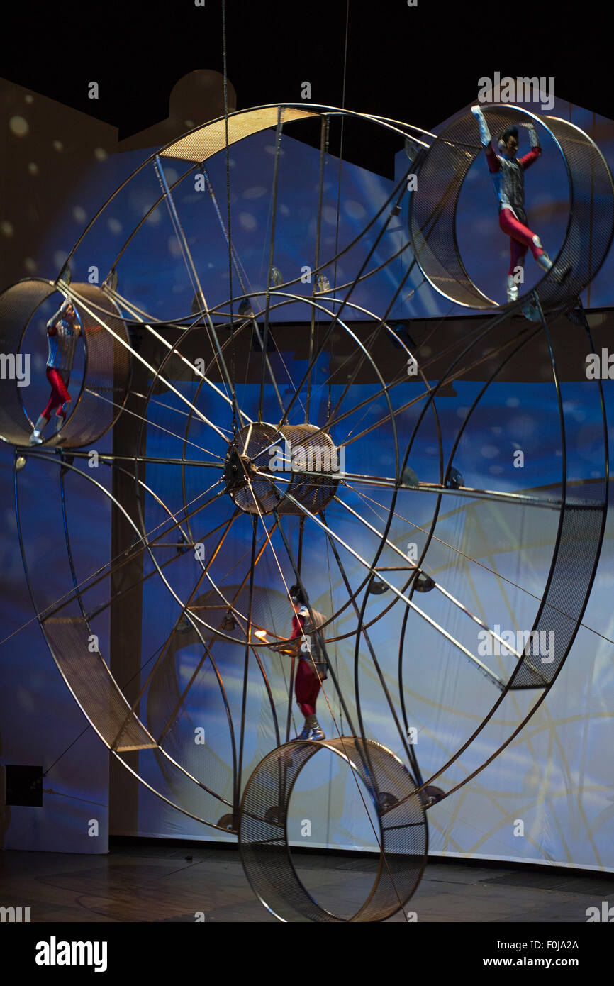 Jumping acrobats hi-res stock photography and images - Alamy