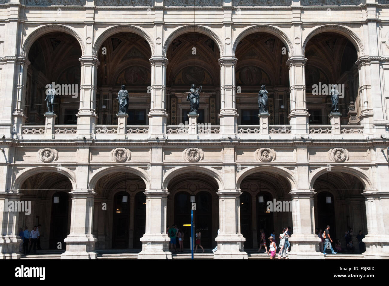 Statues at the Vienna State Opera House, Wiener Staatsoper , Vienna ...
