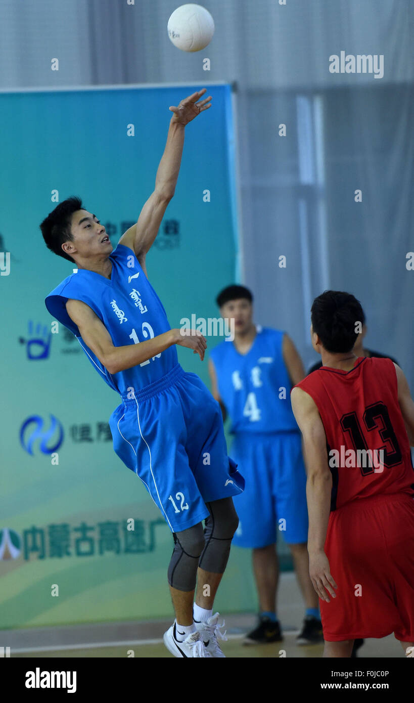 (150817) -- ORDOS, Aug. 17, 2015 (Xinhua) -- Athlete Wang Jingqi (L ...