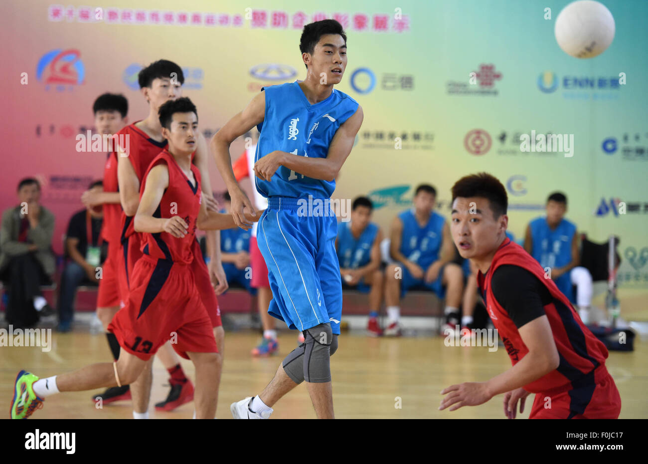 (150817) -- ORDOS, Aug. 17, 2015 (Xinhua) -- Athlete Wang Jingqi (C ...