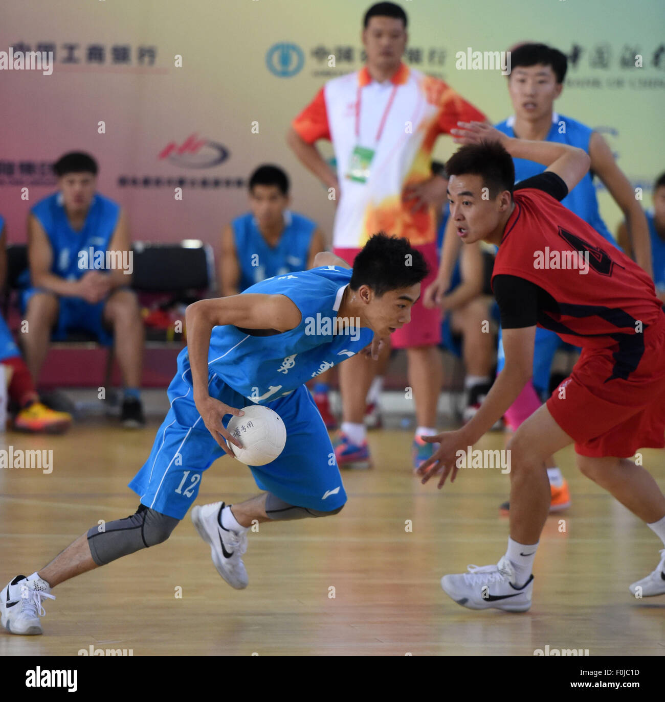 (150817) -- ORDOS, Aug. 17, 2015 (Xinhua) -- Athlete Wang Jingqi (L ...