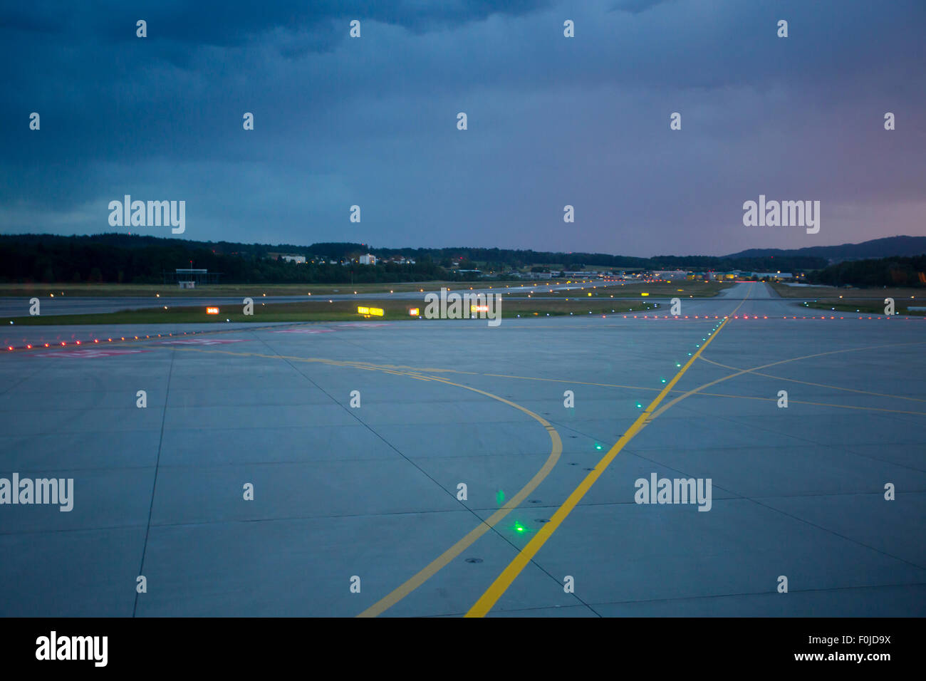 Airport runway night hi-res stock photography and images - Alamy