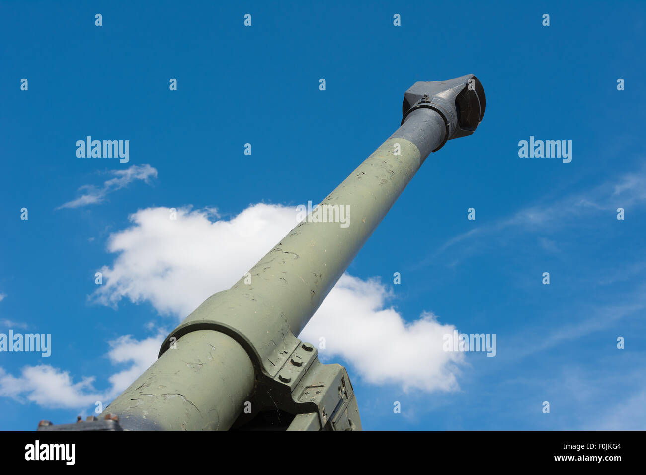 Howitzer gun barrel pointing skyward in threat Stock Photo - Alamy