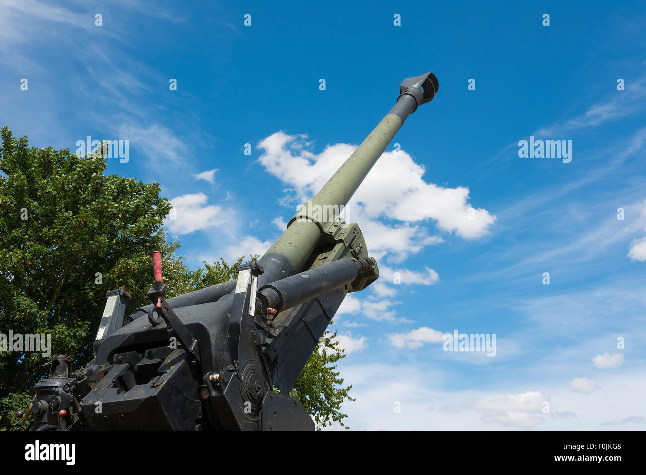 Howitzer gun barrel pointing skyward in threat Stock Photo - Alamy