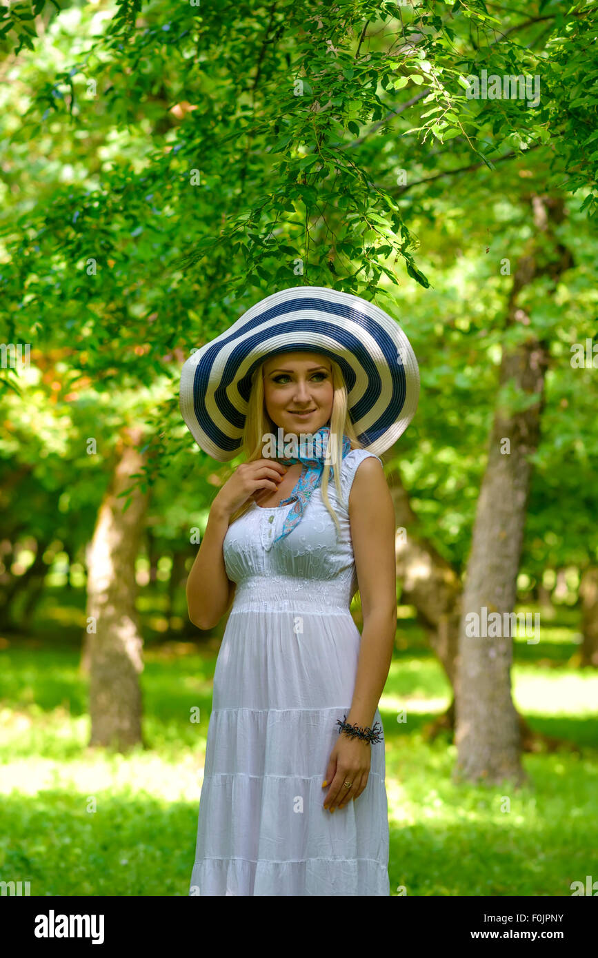 Lady big hat hi-res stock photography and images - Alamy