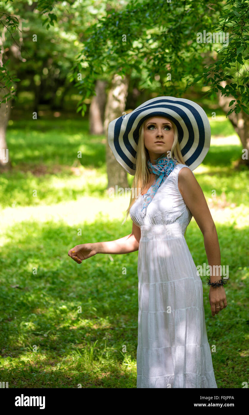 Lady big hat hi-res stock photography and images - Alamy