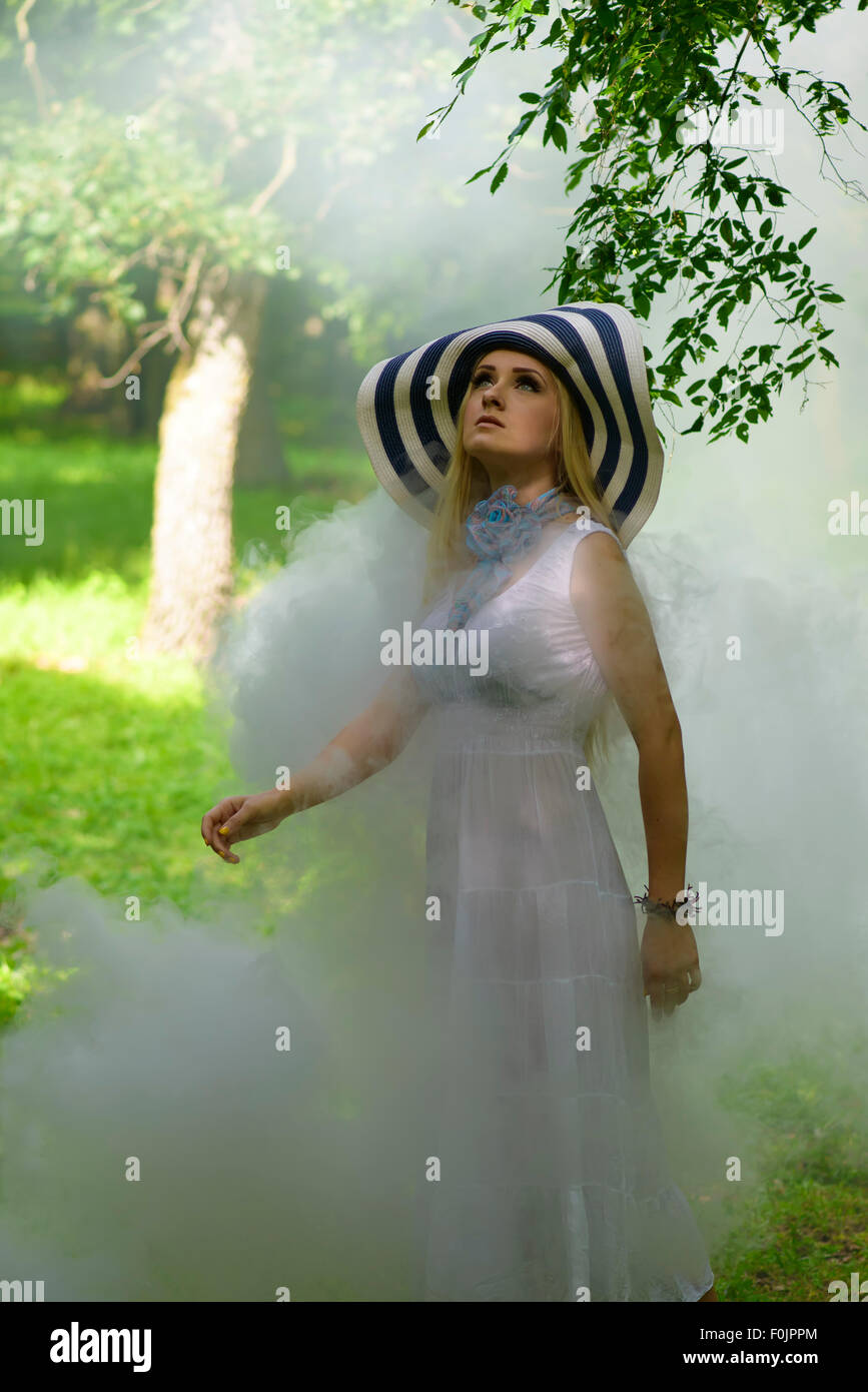 Lady big hat hi-res stock photography and images - Alamy