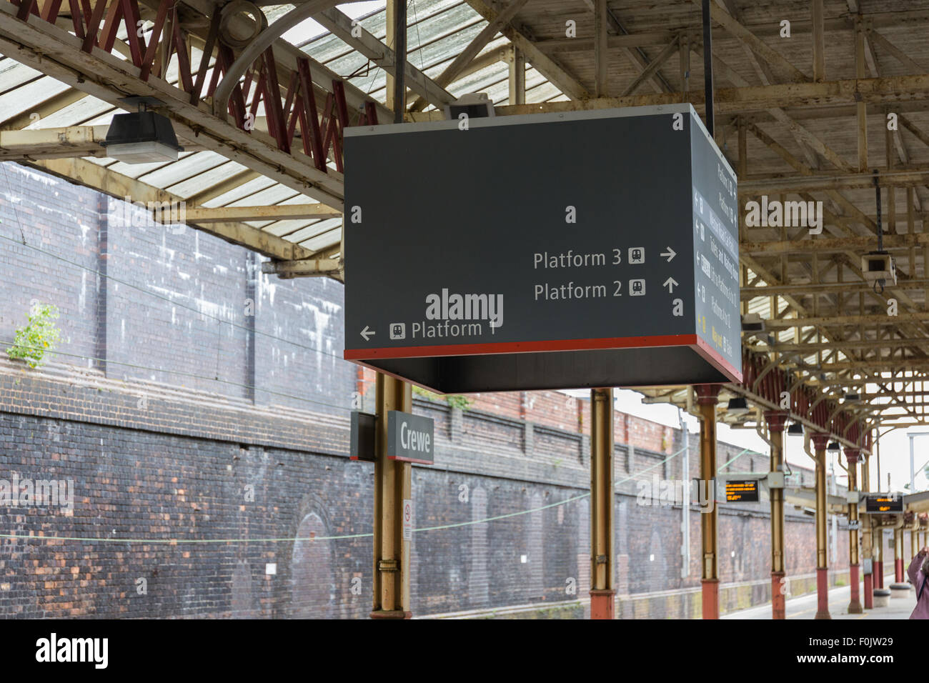 Crewe railway station platform Stock Photo - Alamy