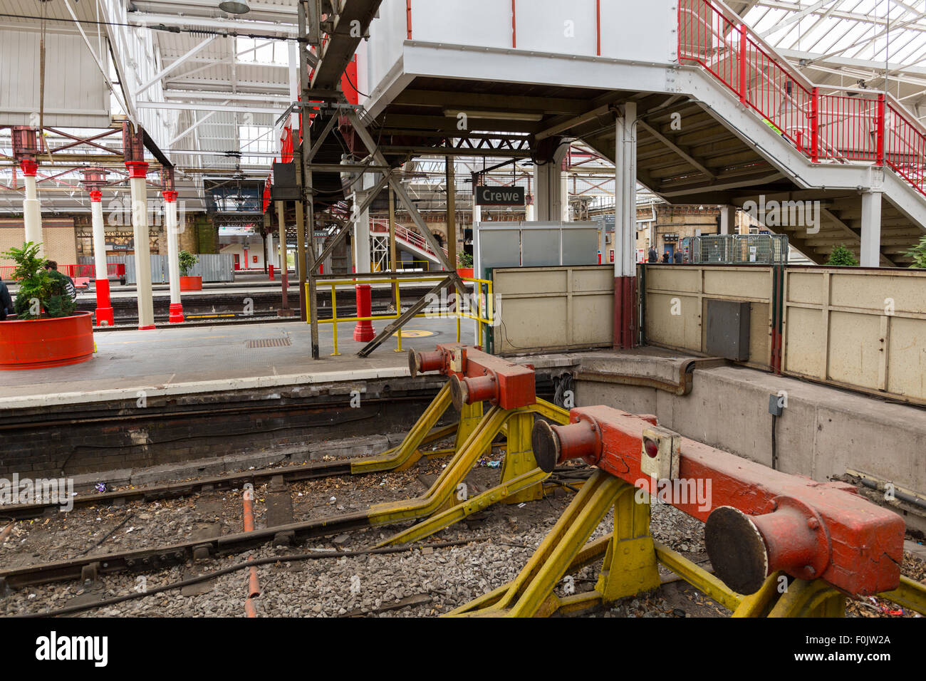 Crewe railway station platform Stock Photo - Alamy