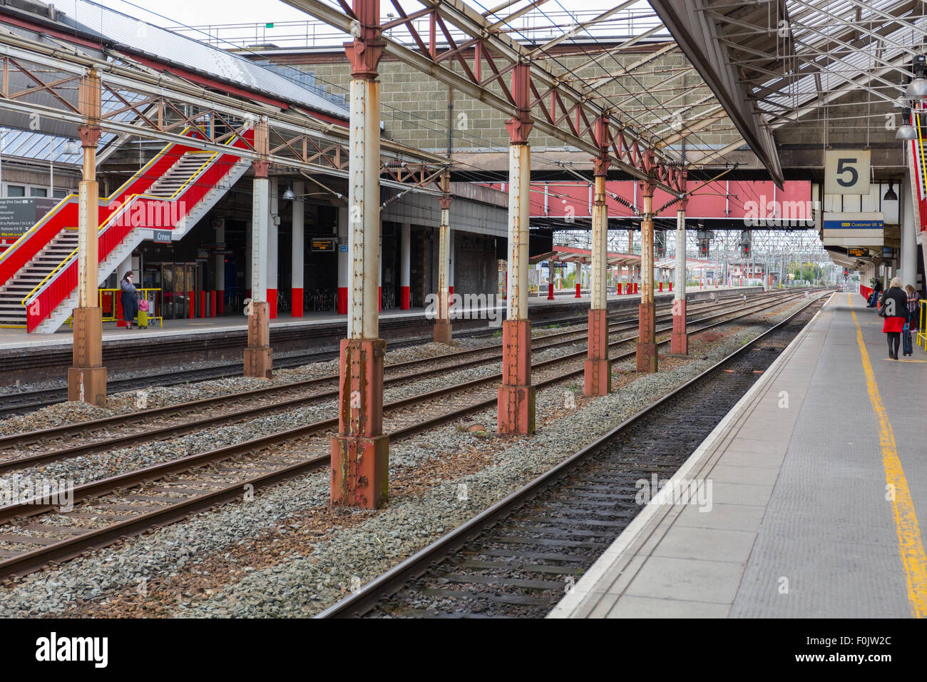 Platform at Crewe railway station, England UK Stock Photo - Alamy