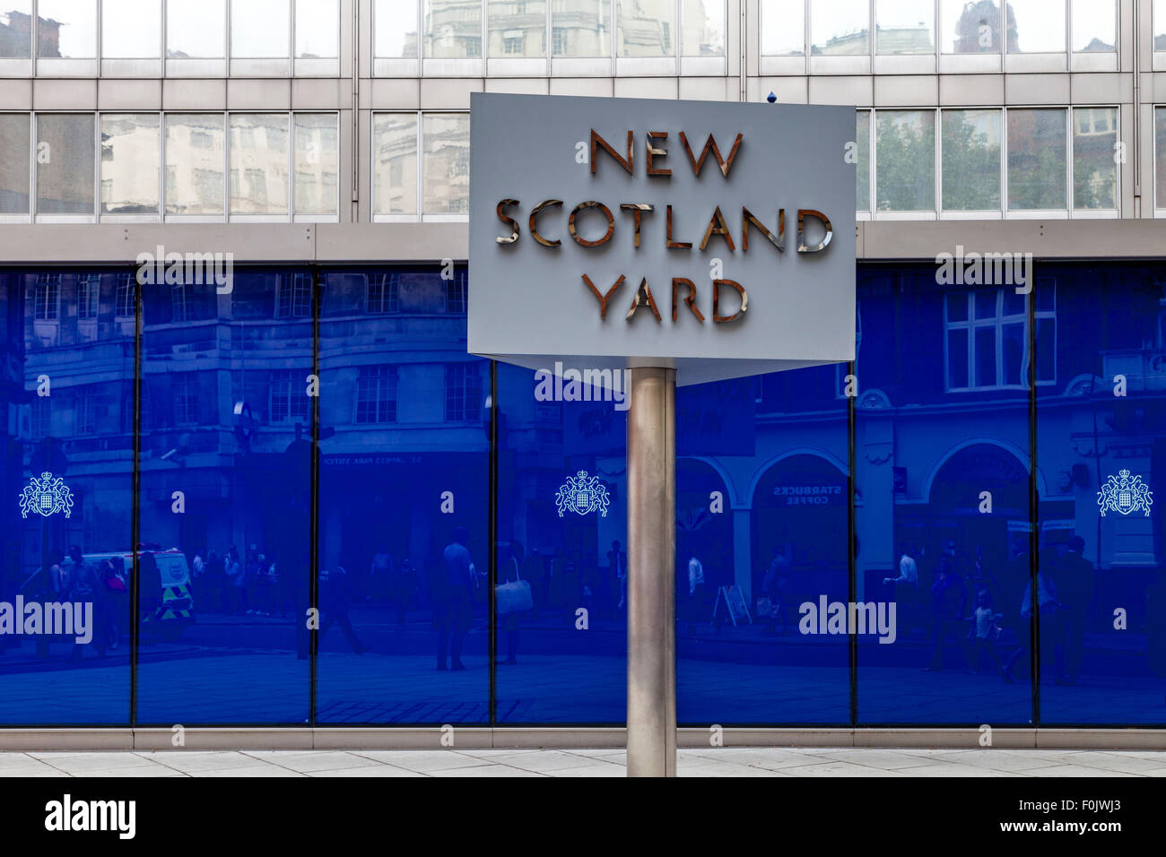 New scotland yard sign hi-res stock photography and images - Alamy