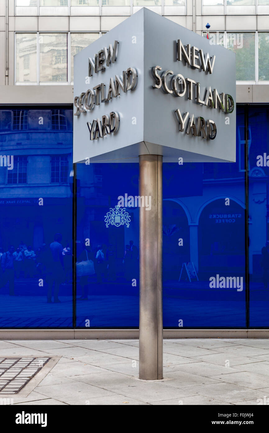 New scotland yard sign hi-res stock photography and images - Alamy