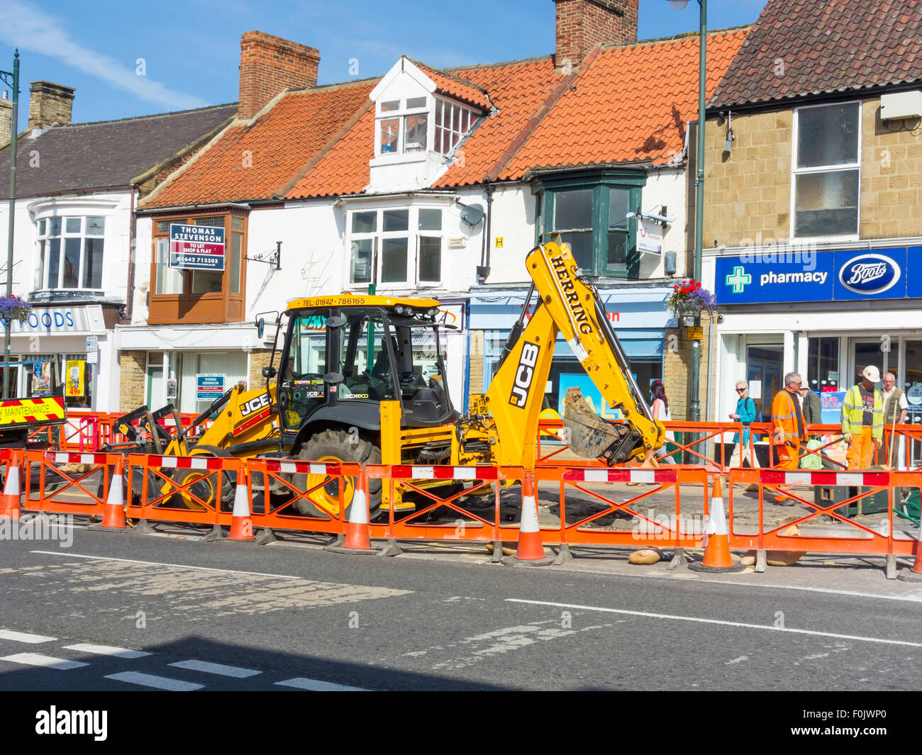 Workman using jcb hi-res stock photography and images - Alamy