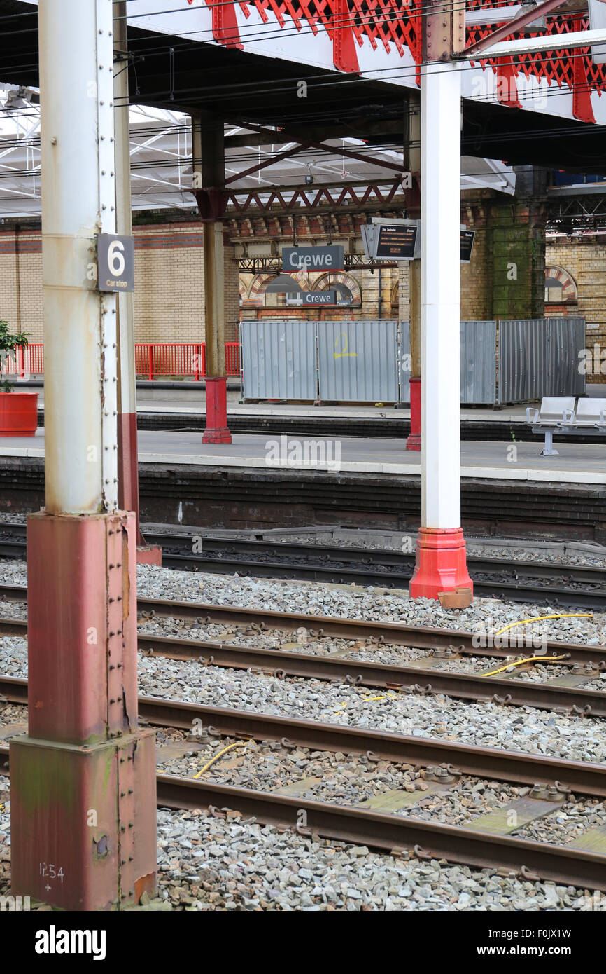 Crewe railway station platform Stock Photo - Alamy