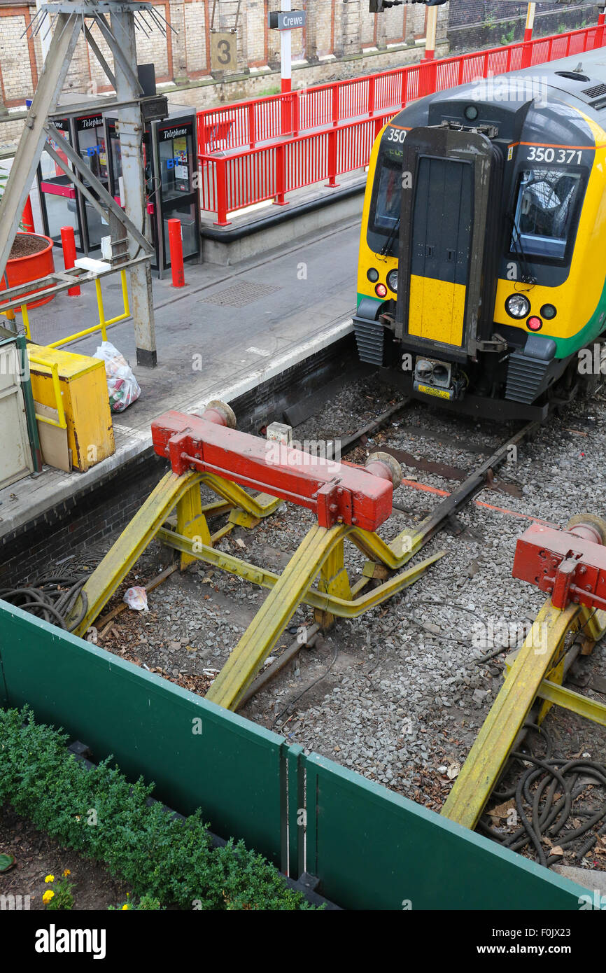 Crewe railway station platform Stock Photo - Alamy