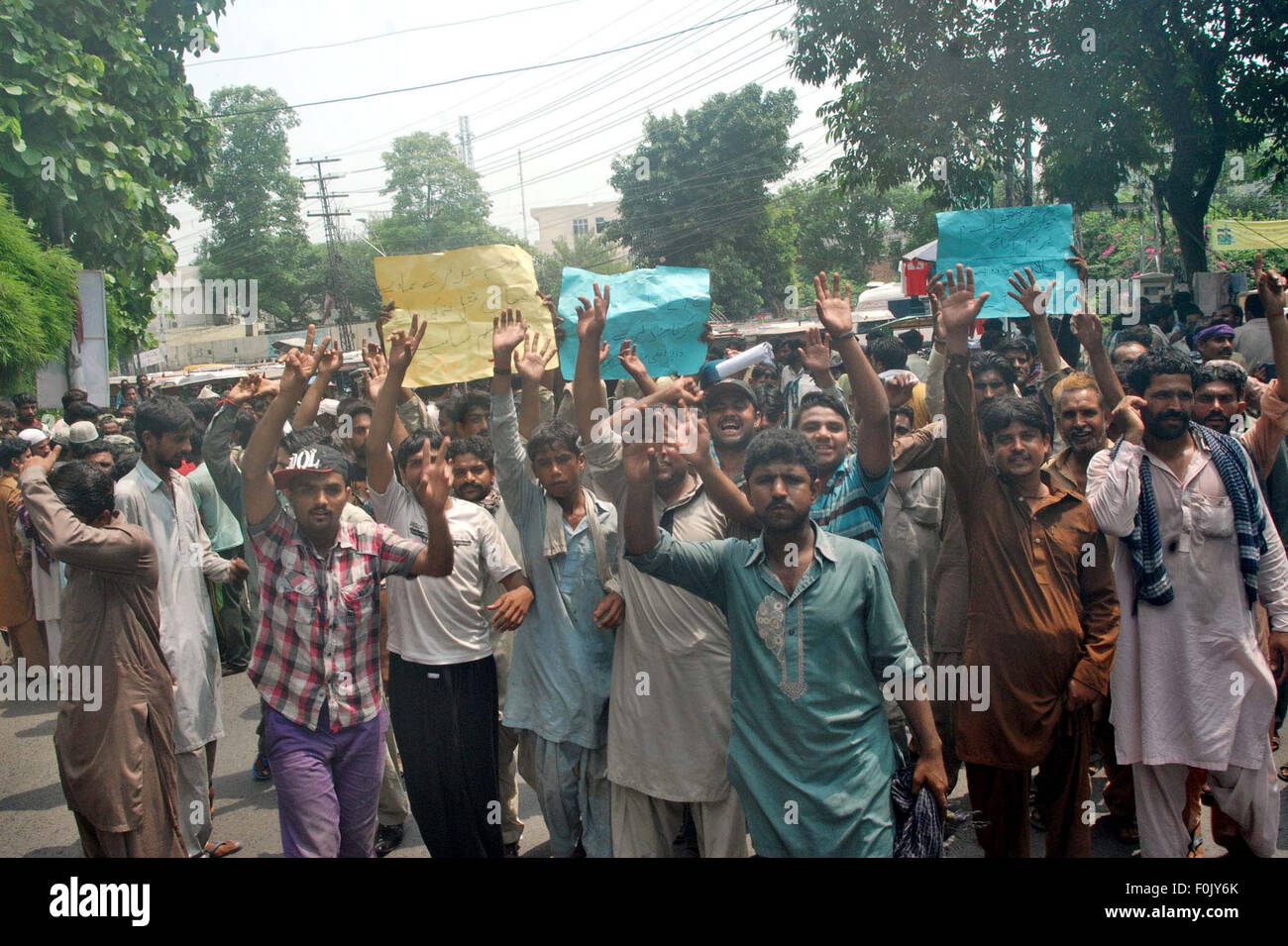 Lahore, Pakistan. 17th Aug, 2015. Ching-Chi Motorcycle rickshaw drivers ...