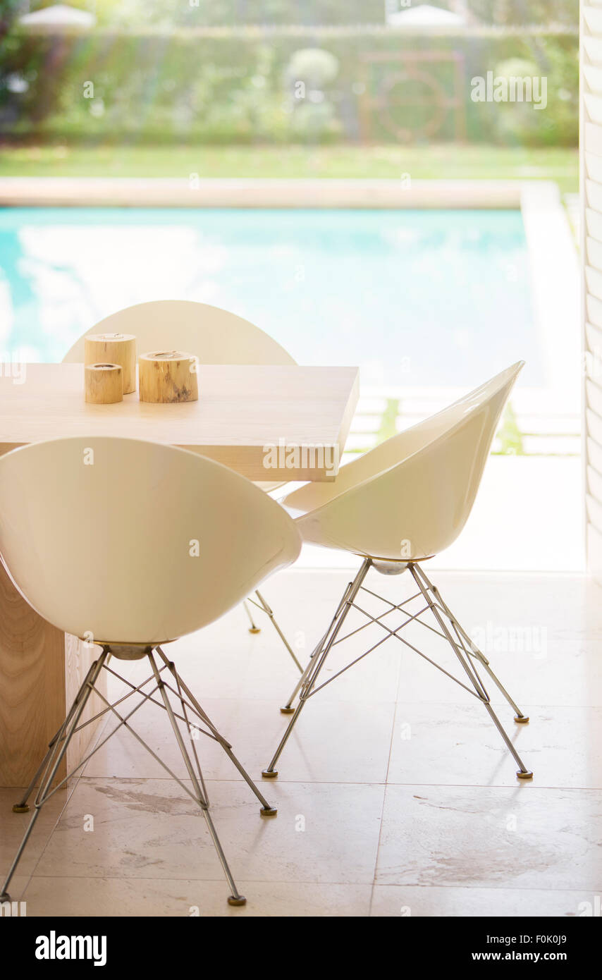 Chairs around table hi-res stock photography and images - Alamy