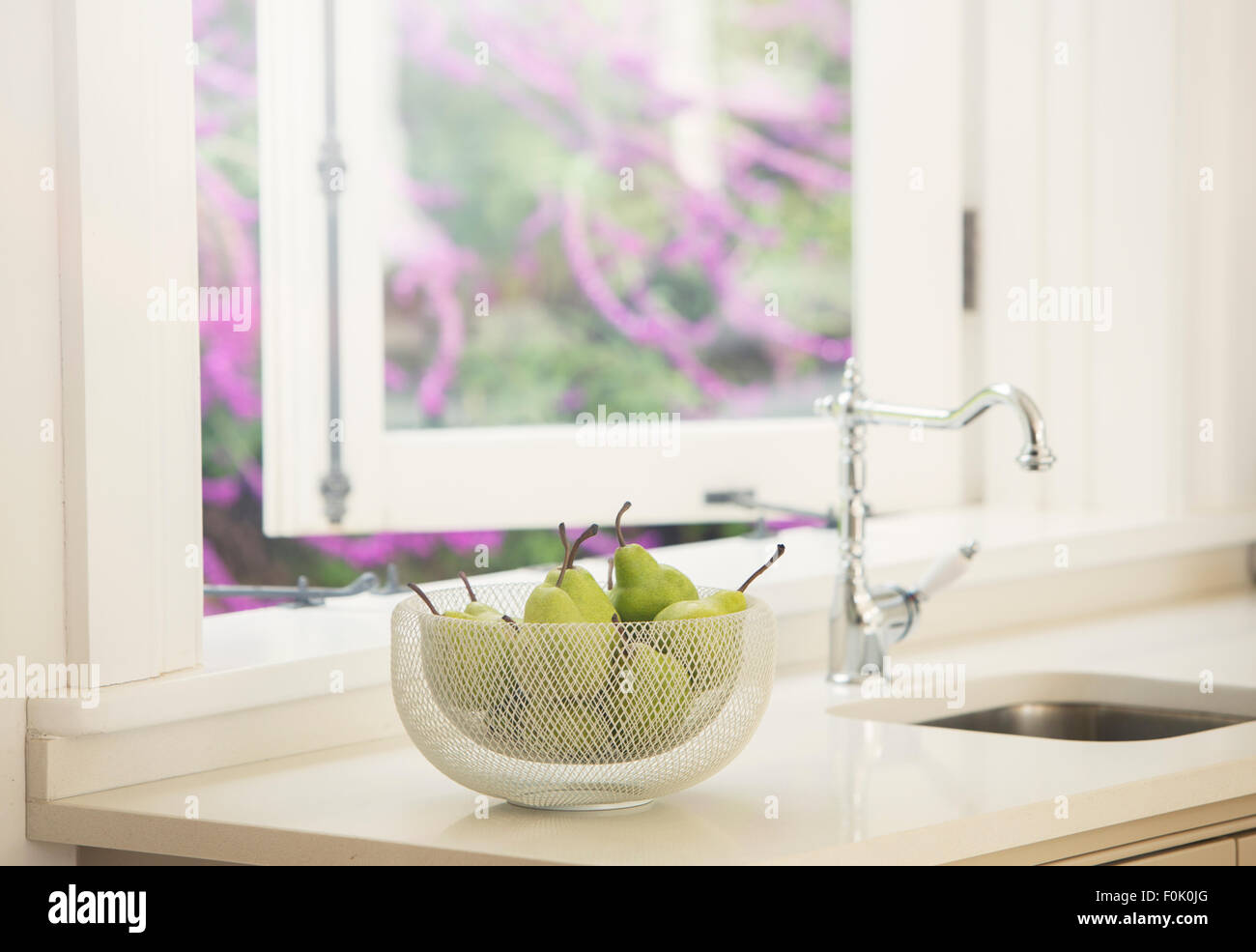 Pears in bowl on kitchen counter Stock Photo - Alamy