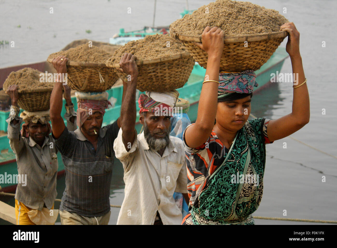 Female workers carry loads sand hi-res stock photography and images - Alamy