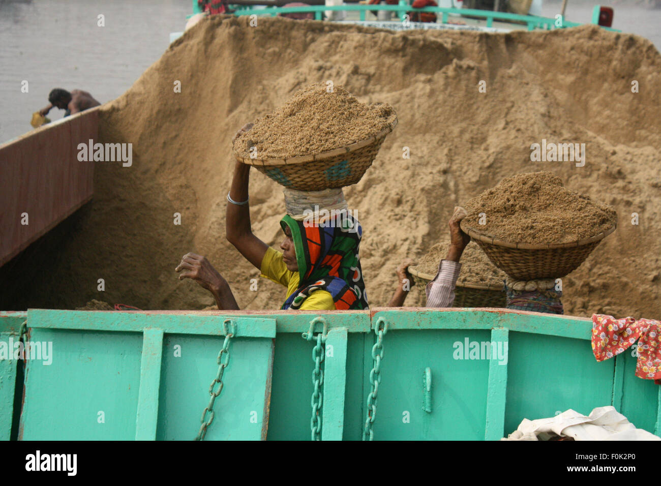 Female workers carry loads sand hi-res stock photography and images - Alamy