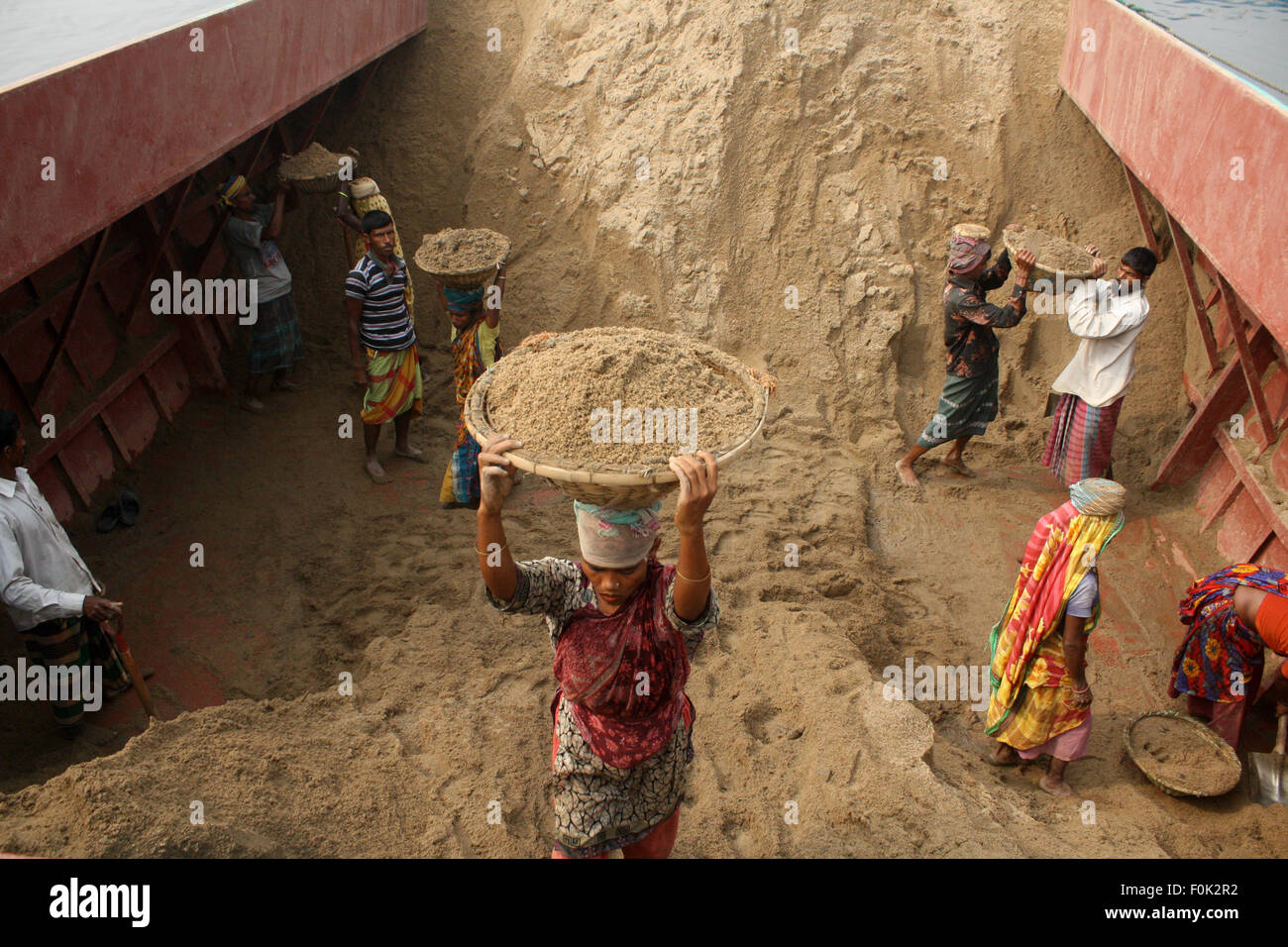 Female workers carry loads sand hi-res stock photography and images - Alamy