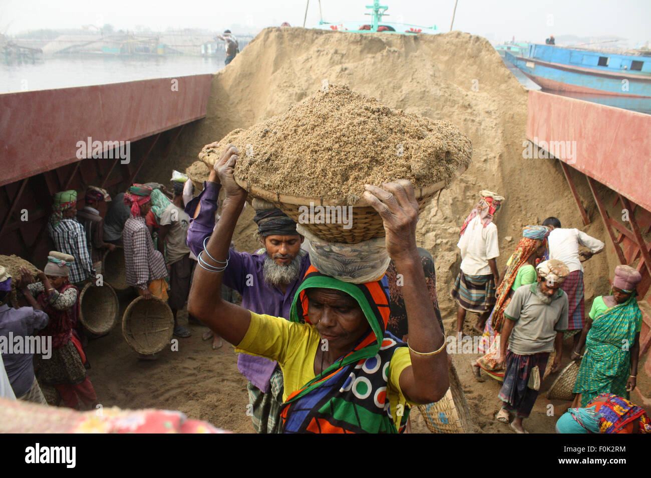 Carry on heads hi-res stock photography and images - Alamy