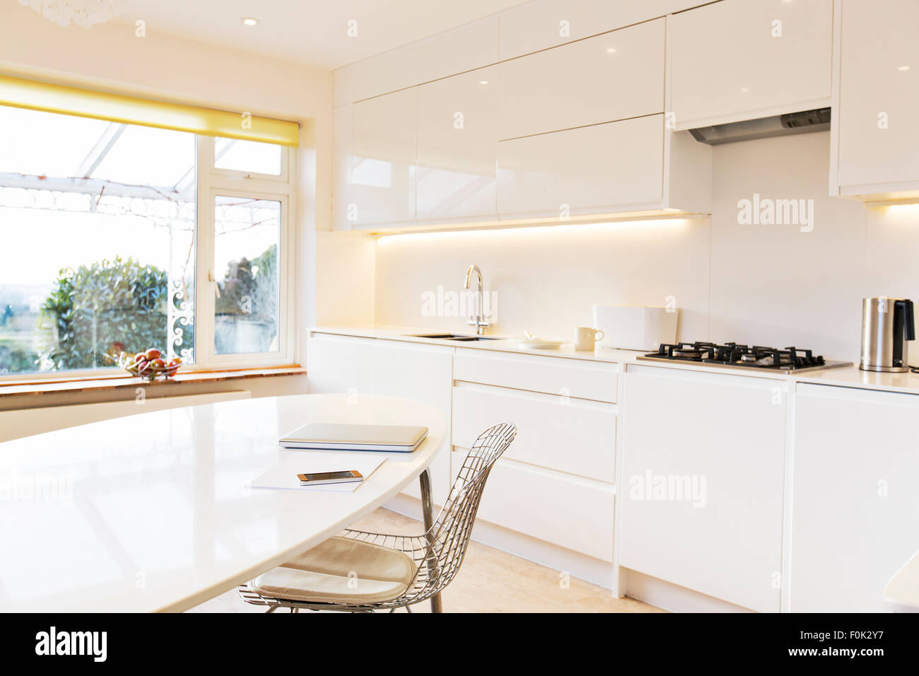 Modern white kitchen Stock Photo - Alamy