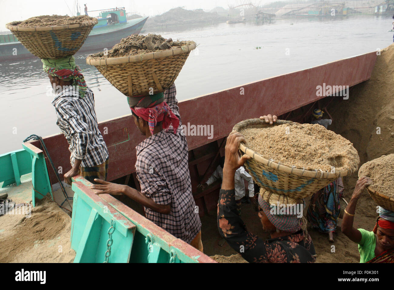 Female workers carry loads sand hi-res stock photography and images - Alamy