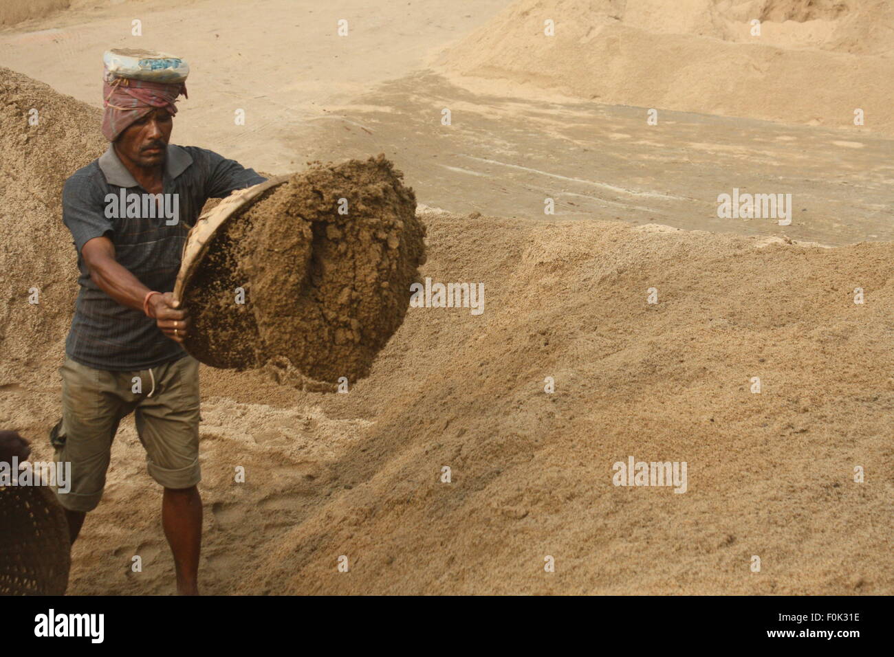 Female workers carry loads sand hi-res stock photography and images - Alamy