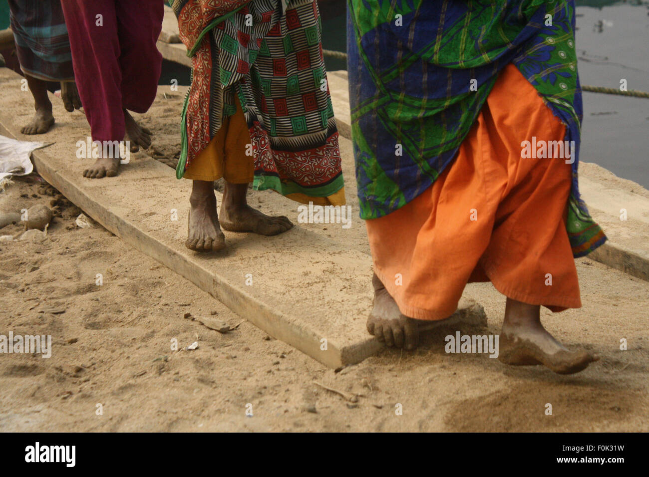 Female workers carry loads sand hi-res stock photography and images - Alamy