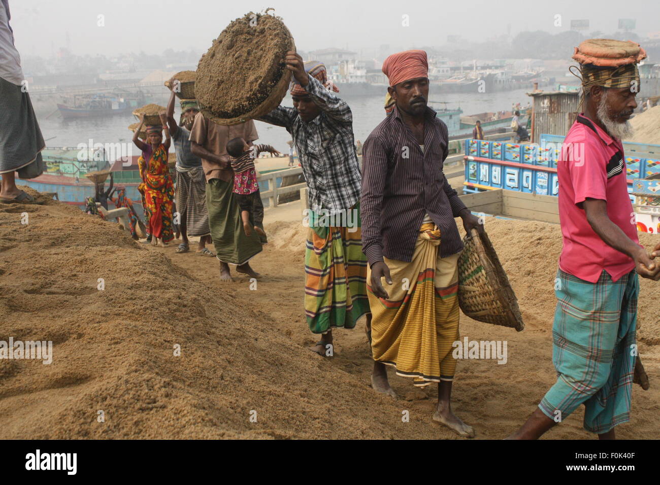 Female workers carry loads sand hi-res stock photography and images - Alamy