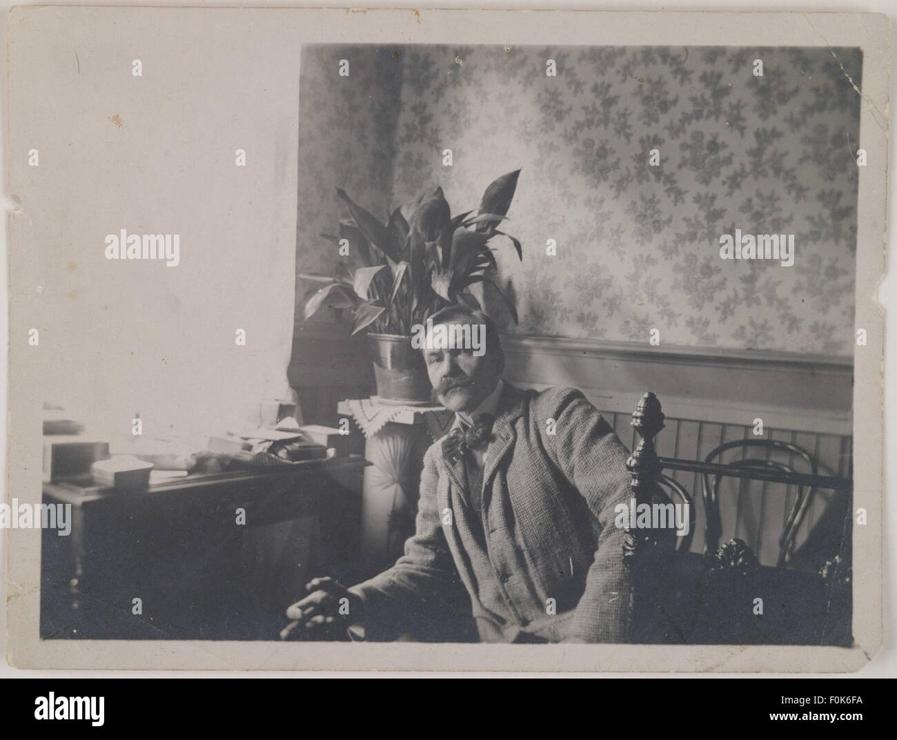 Axel Gallén is shown visiting the station master's estate near Suolahti ...