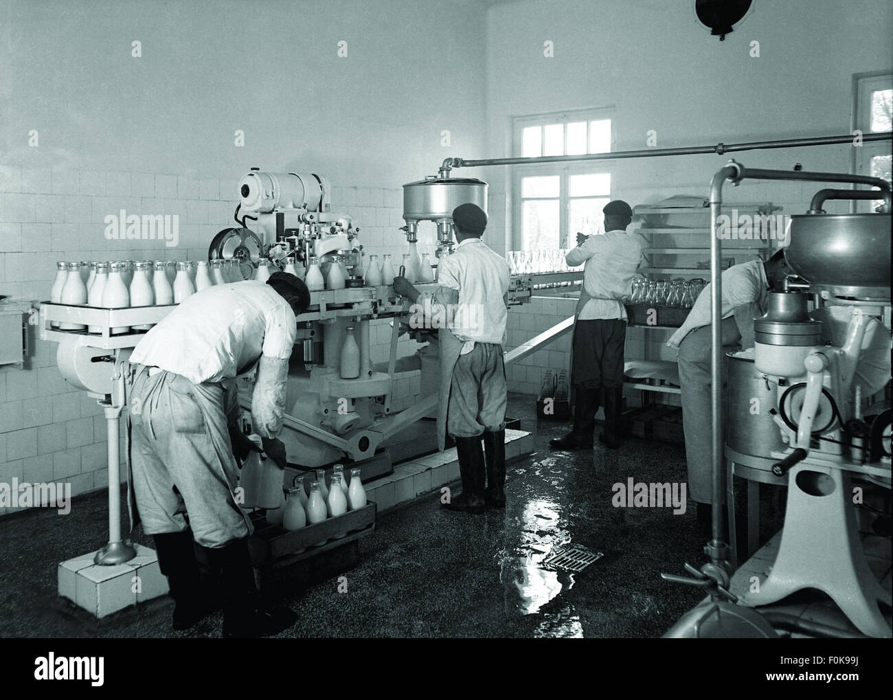 Farm workers 1930s hi-res stock photography and images - Alamy