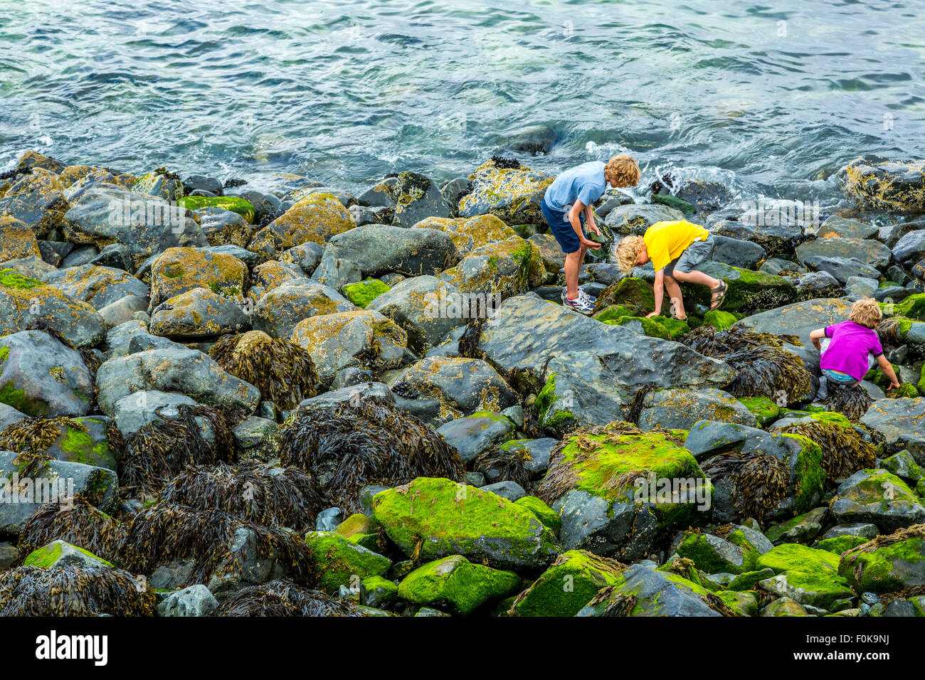 Kids playing rocks hi-res stock photography and images - Alamy