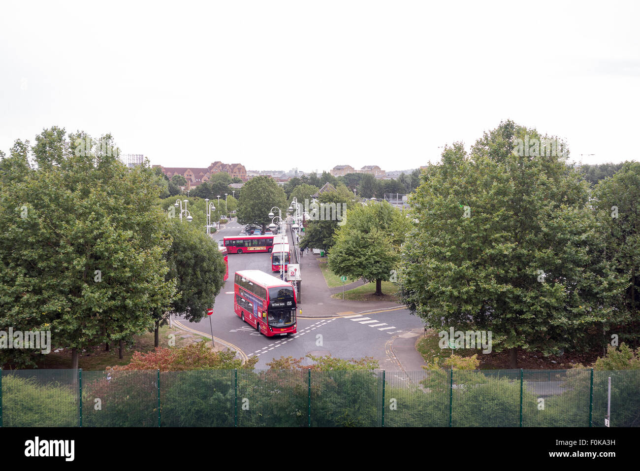 LONDON, UK - 5h August 2015: Buses departs from the bus stop outside ...
