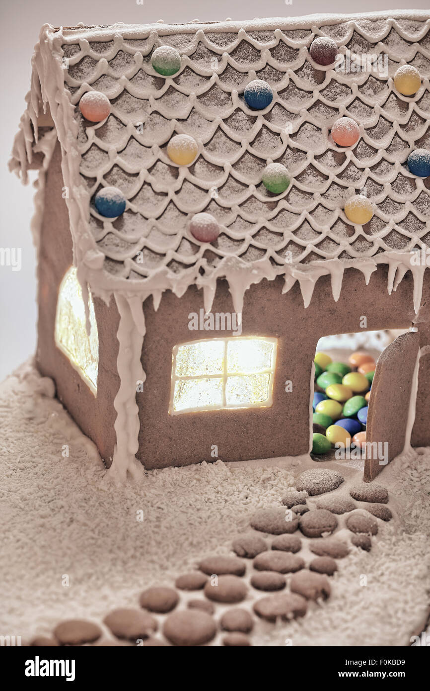 Icing snow gingerbread house hi-res stock photography and images - Alamy