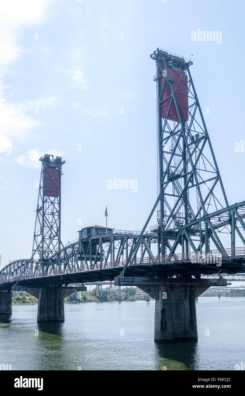 Hawthorne Bridge, constructed in 1910. The oldest operating vertical ...