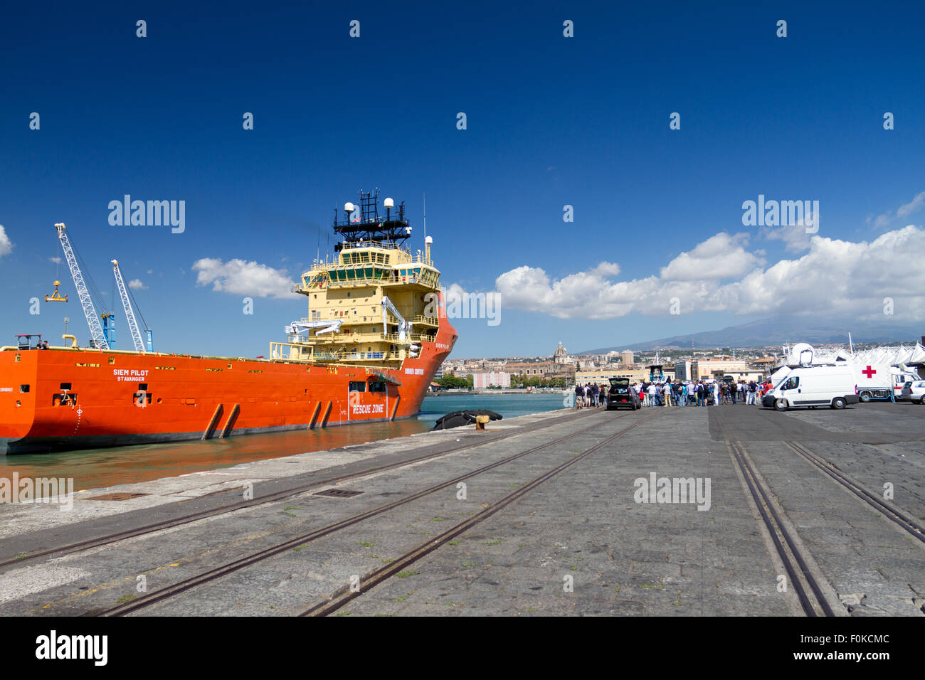 Catania, Italy. 17th August, 2015. Siem Pilot Norwegian ship arriving ...