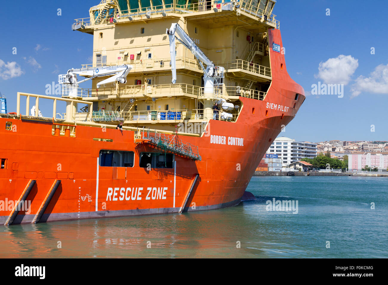 Catania, Italy. 17th August, 2015. Siem Pilot Norwegian ship arriving ...