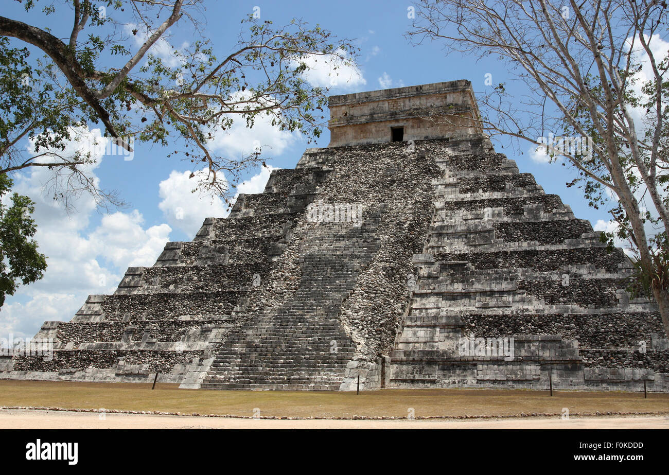 Ancient Mayan pyramid, Kukulcan Temple at Chichen Itza, Yucatan, Mexico ...