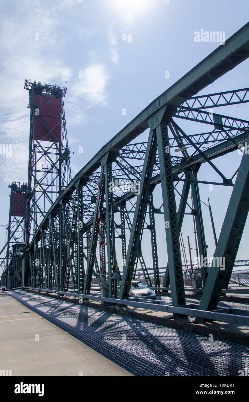Hawthorne Bridge, constructed in 1910. The oldest operating vertical ...