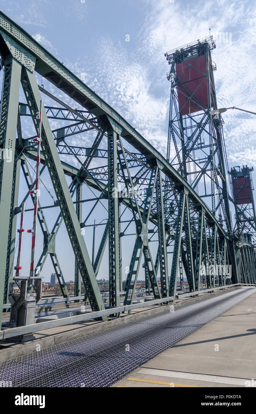 Hawthorne Bridge, constructed in 1910. The oldest operating vertical ...